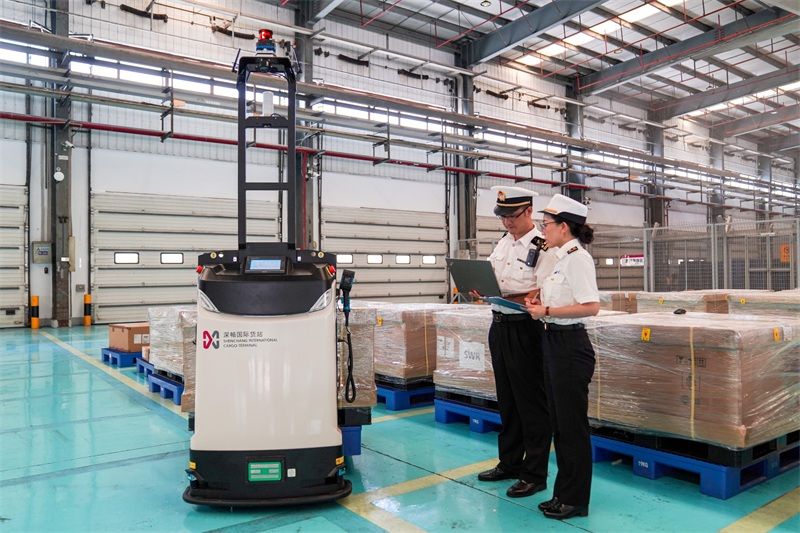 深圳宝安机场海关应用AGV机器人、RFID定位、新型安全智能锁等新型科技手段，实现物流全程在线实时管控